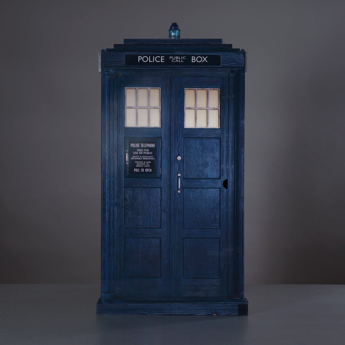 TARDIS Display Case with Figurines of 17 Doctors– Master Replicas