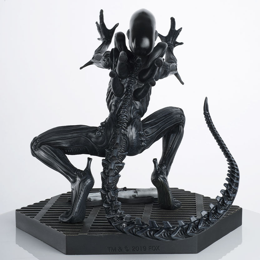 Alien Vent Attack Xenomorph– Master Replicas